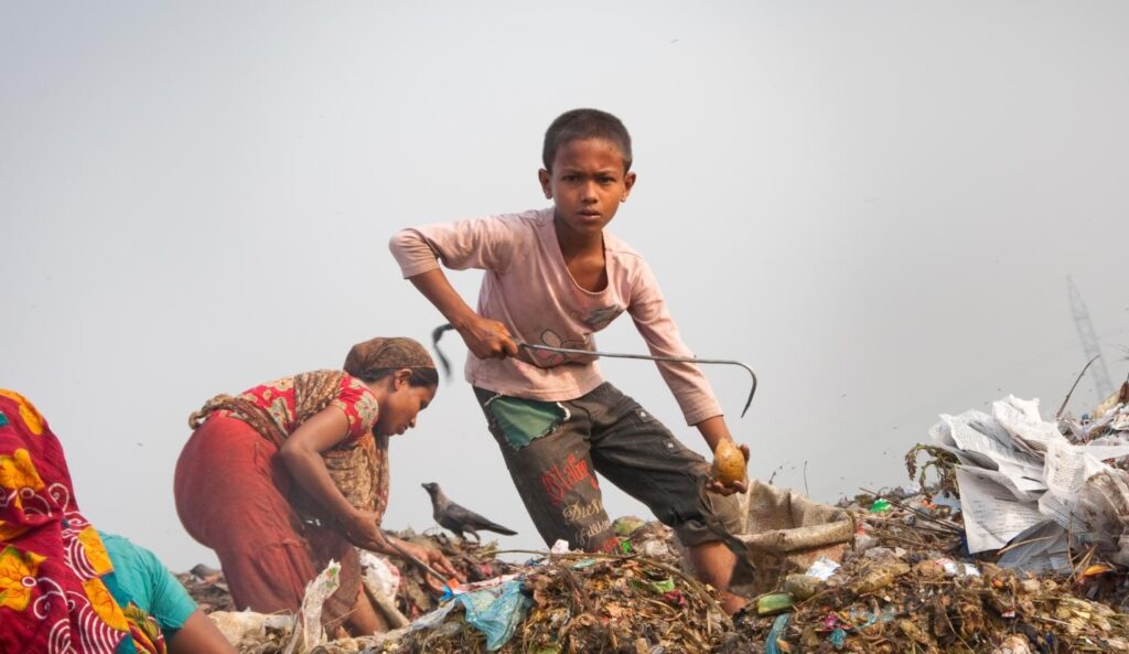 क्यों जारी है, बाल मजदूरी (child labor) ? - Sarvodaya Press Service